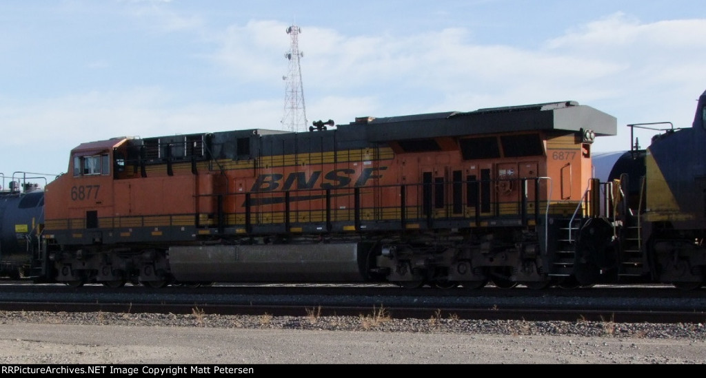 BNSF 6877